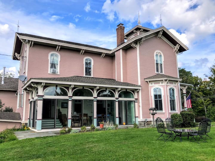 The Plum Bush House: Victorian Farmhouse Retreat - Chautauqua, NY