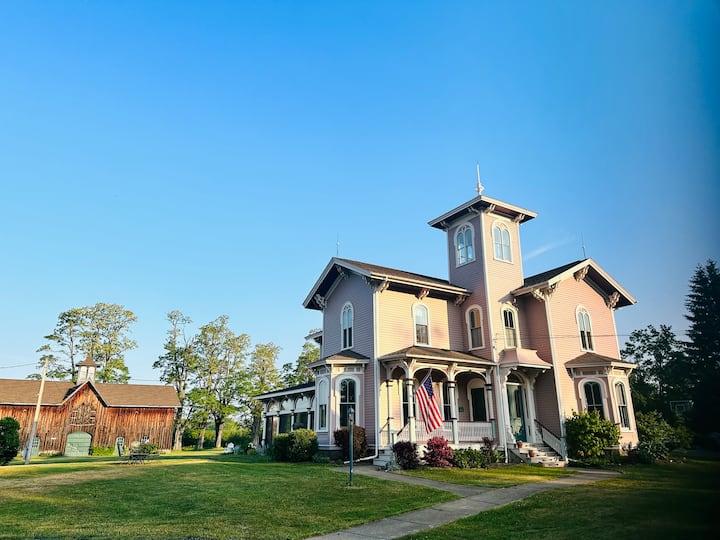 The Plum Bush House: Victorian Farmhouse Retreat - Chautauqua, NY
