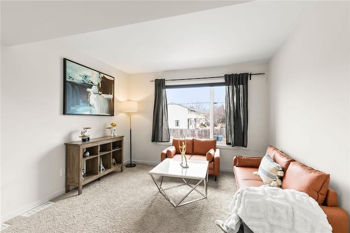 Quiet, Modern, Stylish, 1 King Size & 2queen Beds - Winnipeg