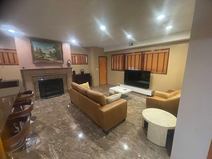 Elegant 2-bed/2-bath In The Heart Of Uptown - Chicago, IL