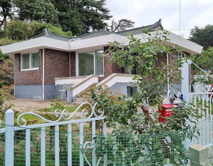 연곡 바우집(독채 펜션,가성비 숙소, 불멍,텃밭옆 야외 텐트, 영진해변 산책코스 - Gangneung-si