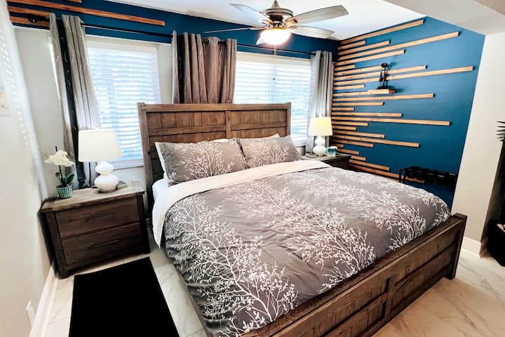 King Bed, Office Desk & Chair - Fort Lauderdale, FL