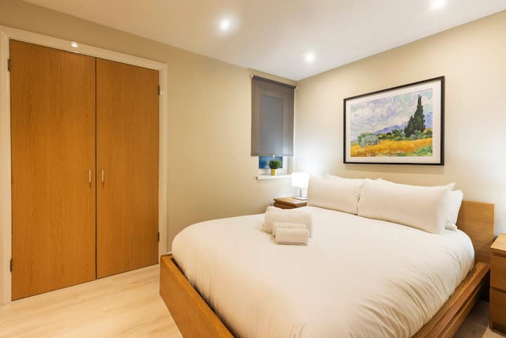 The Van Gogh- Unique 1 Bd (Gold Short Term Stays) - George Best Belfast City Airport (BHD)