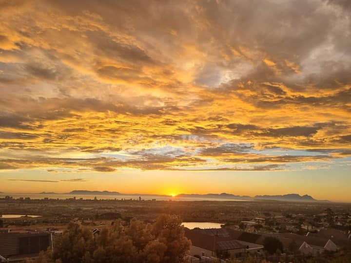 Spacious 3 Bed Home In Boskloof - Somerset West