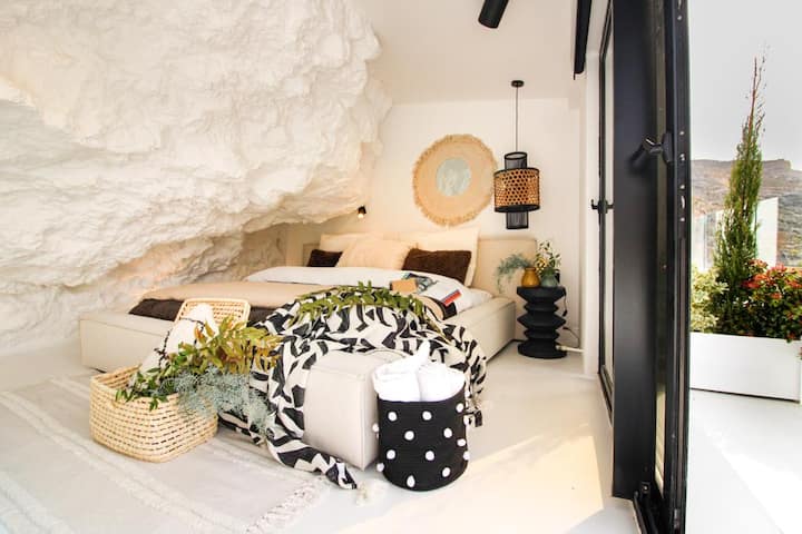 Xuq Group: Cave Suite Kahf - Alcalá del Júcar