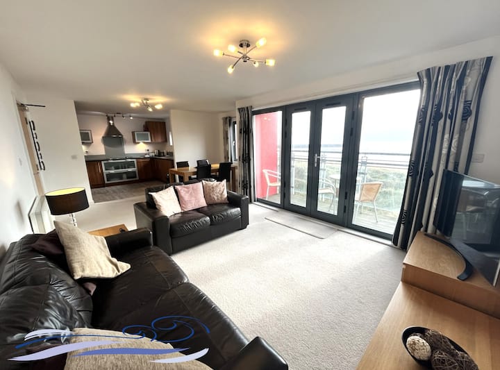 Two-bedroom, Beachfront Apartment With Sea Views - Swansea