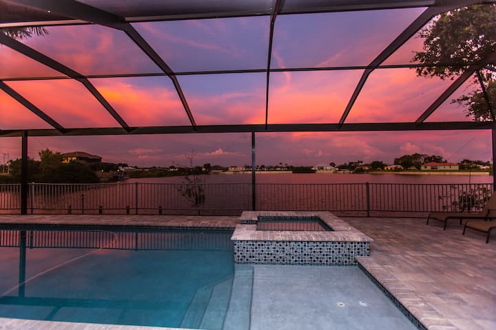 Luxury Villa With Gorgeous Sunrise Lake View - Burnt Store Marina