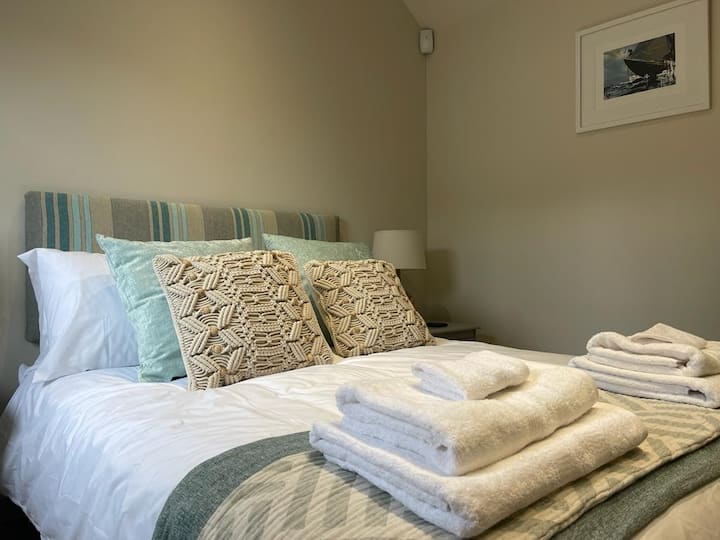 Courtyard Room 5 - Chic Cosy Double En-suite - Mersea Island