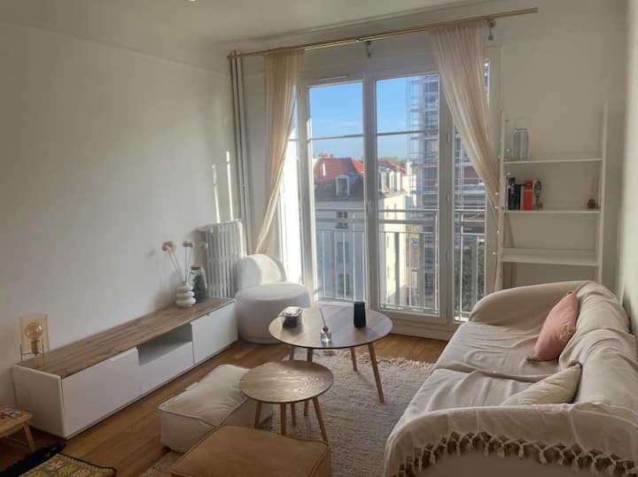 Charmant Studio Avec Balcon - Proche De Paris - ibis Paris porte de Bercy