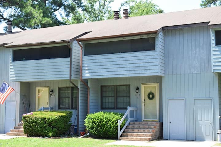 Eastwinds Townhouse- Cozy, Close To It All! - Chincoteague, VA
