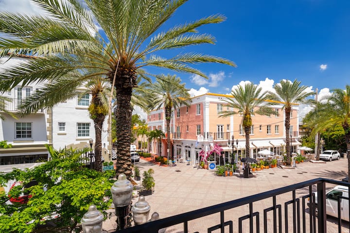 Sunlit King Br Balcony | Miami Beach & City View - Miami Beach, FL