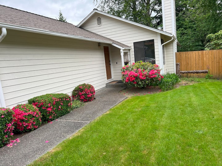 Kingsgate's Cozy Rambler. - Kirkland, WA