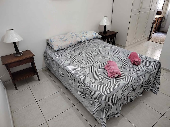 One Block From The Beach: Airy And Quiet Apt - Copacabana