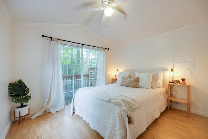 Catch Some Zzz's At The Grizzly Cottage - Monteagle, TN