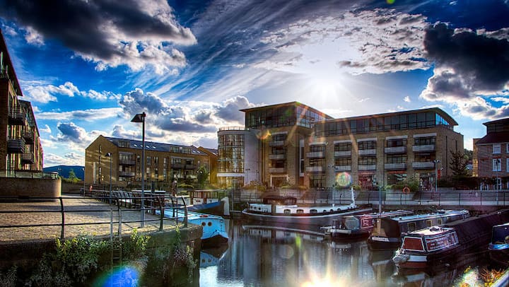 Smart Riverside Apartment In West London - Brentford