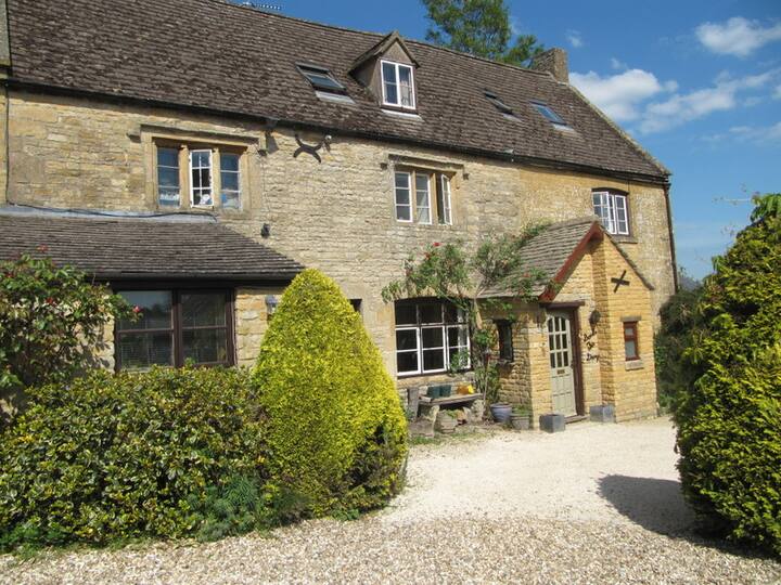 Longborough Quirky Old Farmhouse - Moreton-in-Marsh