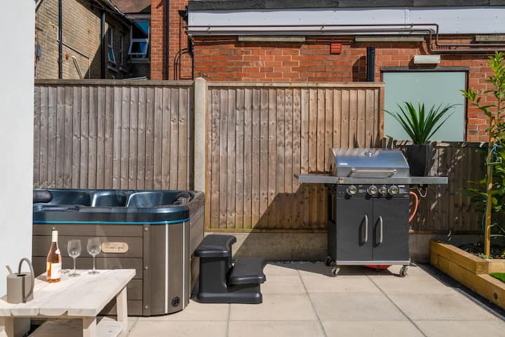 New Home Near Sandbanks + Hot Tub + 3 Bathrooms - Bournemouth