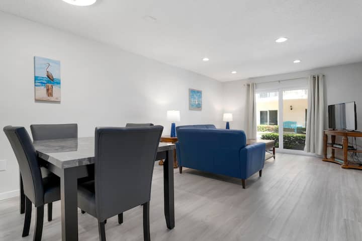 Siesta Key Palm Bay Club Newly Renovated Must See - Siesta Key, FL