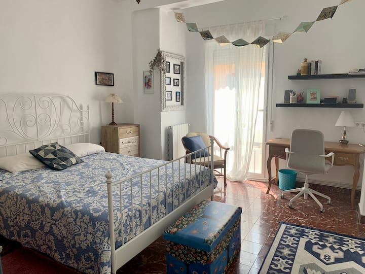Vintage,spacious, Great Location - Burjasot