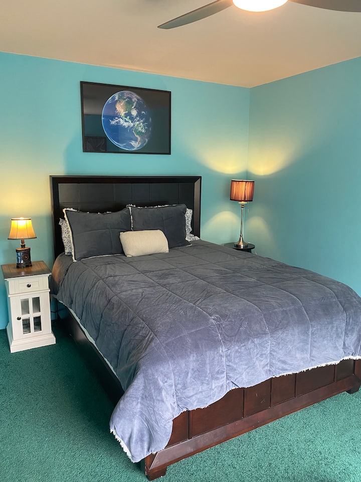 Earth Sky Room On Snob Hill - Fortuna, CA