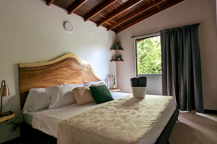 Serene Room+tv+jacuzzi+wifi+laundry+lot@medellín - Medellín