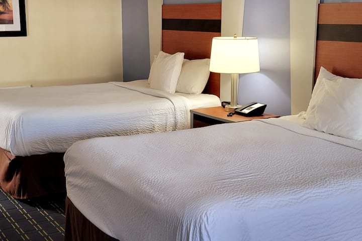 Deluxe Guest Room W/ 2 Queen Beds In Hyannis Ma - Cape Cod, MA