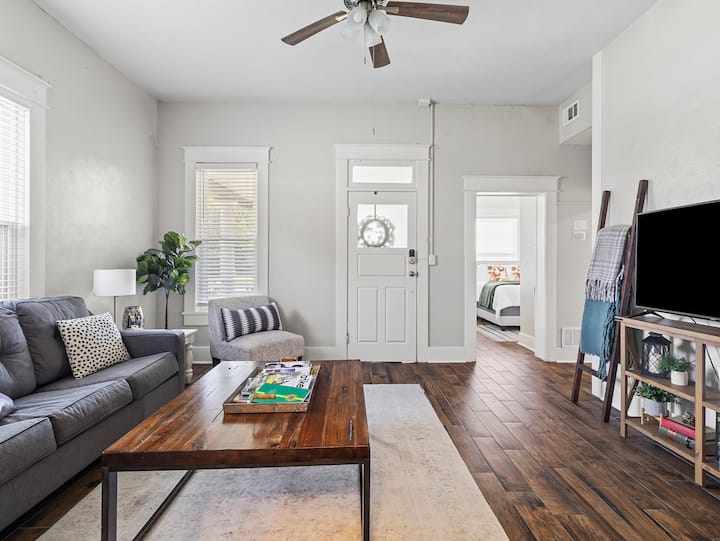Downtown Rogers | 4 Bedroom Charming House - Lowell, AR