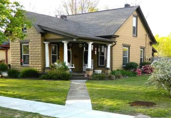 Downtown Rogers | 4 Bedroom Charming House - Lowell, AR
