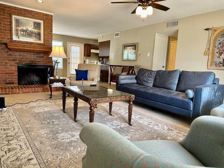 Cozy And Comfy Home In Garland - Garland, TX