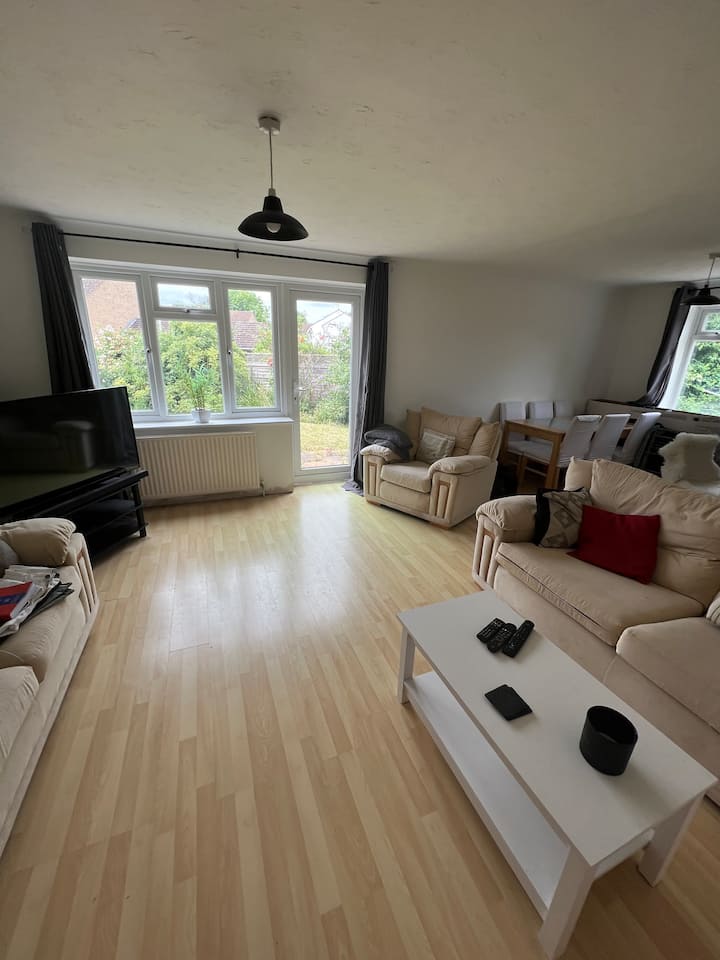 Large 4 Bed House With Garden - London Stansted Airport (STN)