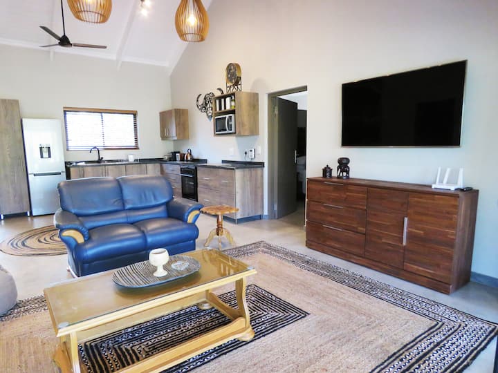 Wild Dog Lodge-dzombo Luxury Villa-solar Energy - Hoedspruit