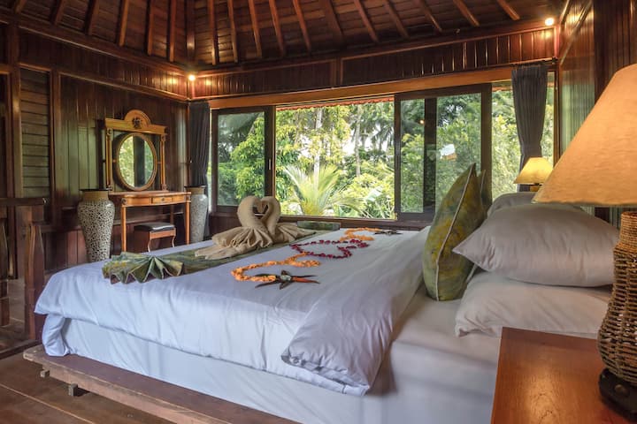 Unique 3br Wooden Villa •Ubud Center •Private Pool - Ubud