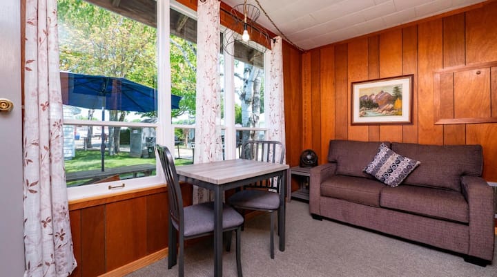 Private 1 Bedroom Cottage #4 - Sauble Beach