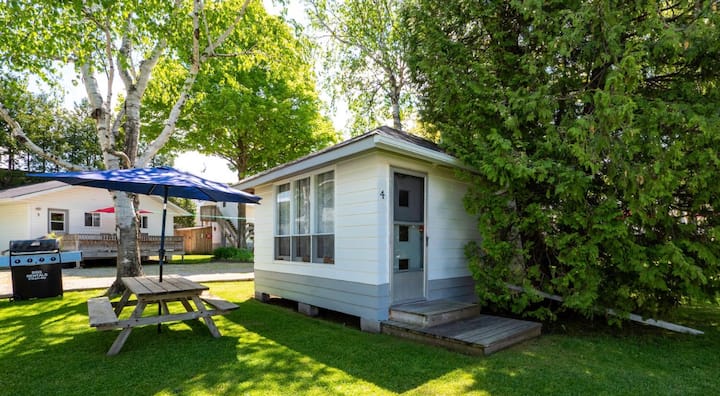 Private 1 Bedroom Cottage #4 - Sauble Beach