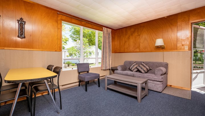 Spacious 2 Bedroom Cottage #5 - Sauble Beach