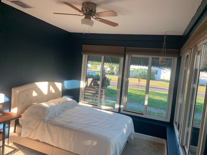 Beautiful Sunshiny Room - Sarasota, FL