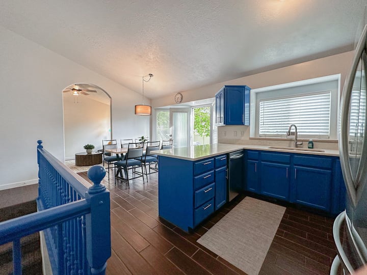 Charming Home Near Slc Dt For Large Group - West Valley City, UT