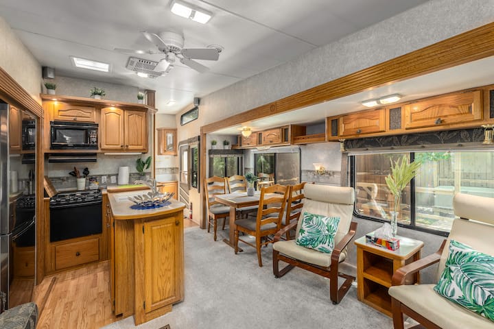 Westwood Lake Glamping Rv (Unique Stay) - Nanaimo