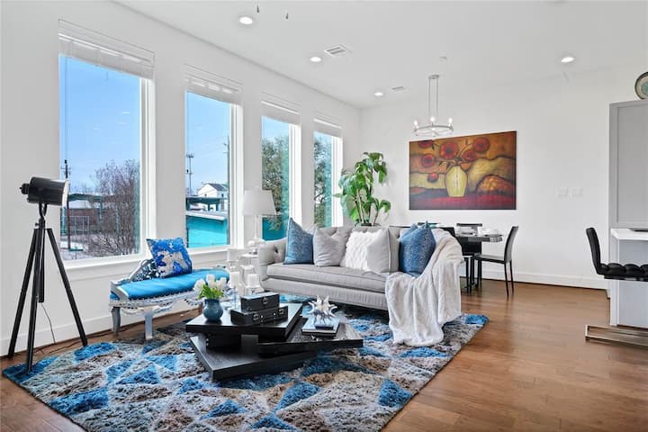 Elegant 3 Story Townhome Downtown - 
