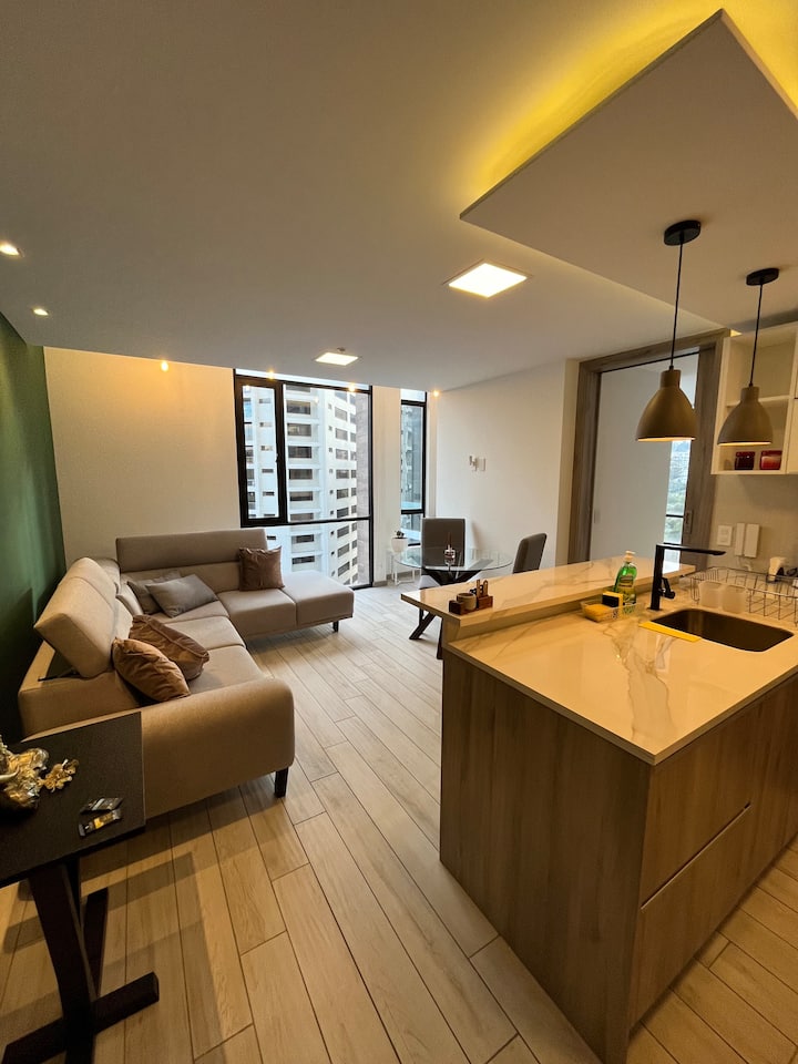 Suite En La República Del Salvador Con Balcón - Quito