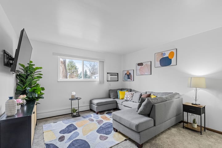 Cozy 2-bedroom Apt, Free Parking - Wyoming