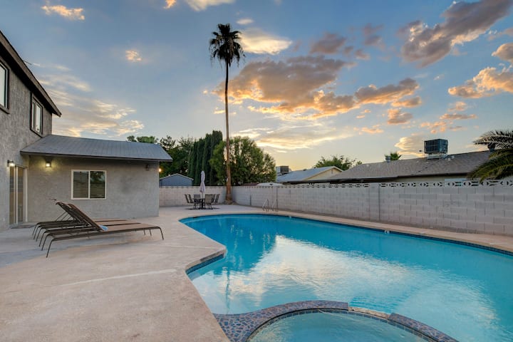 Vegas Retreat~pool, Spa~9 Beds Near Strip, Airport - Las Vegas