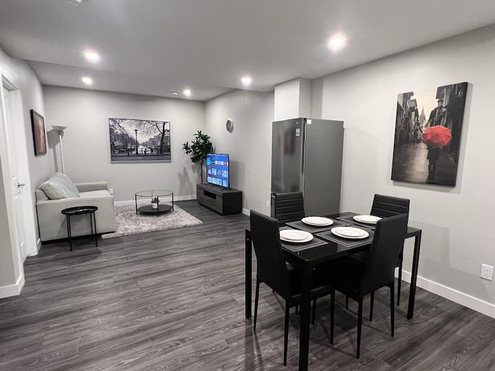 New Stylish 1bed Guest Suite With Office/parking! - Calgary