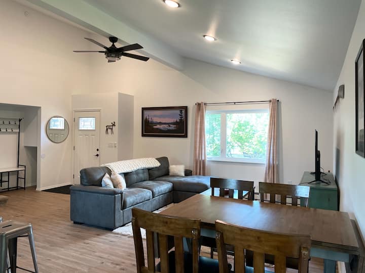 Convenient Bright Renovated Home - Fairbanks, AK