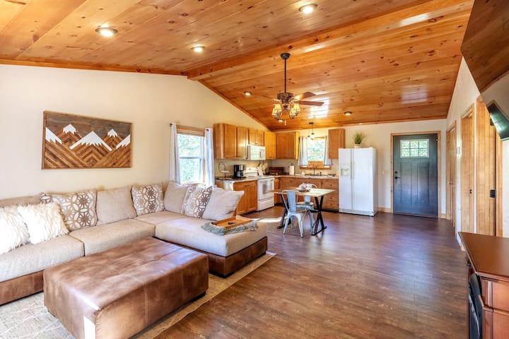 The Cozy Cub Cabin With Mountain Views - Robbinsville, NC