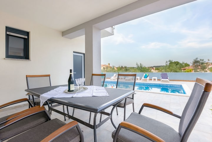 Large 3-bedroom, Heated Pool Apartment / Balcony - Pula