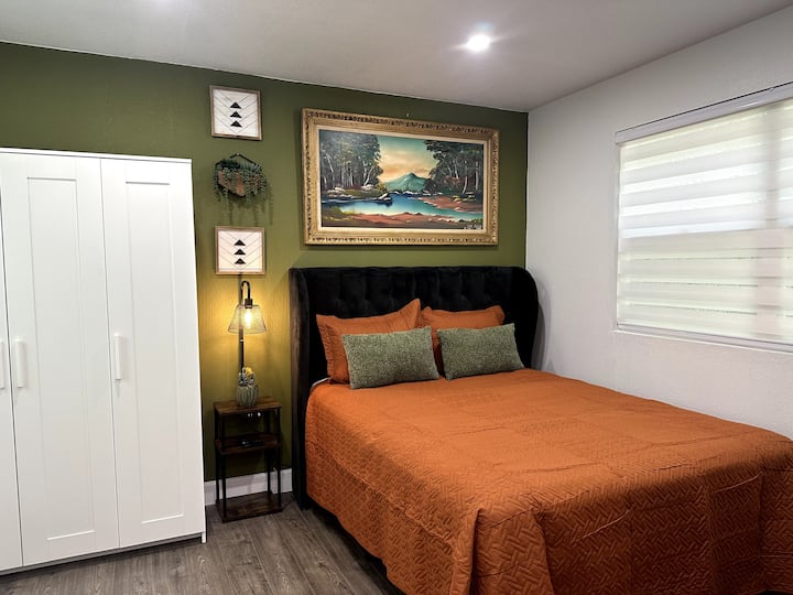 East Sacramento Studio W/parking - Sacramento, CA