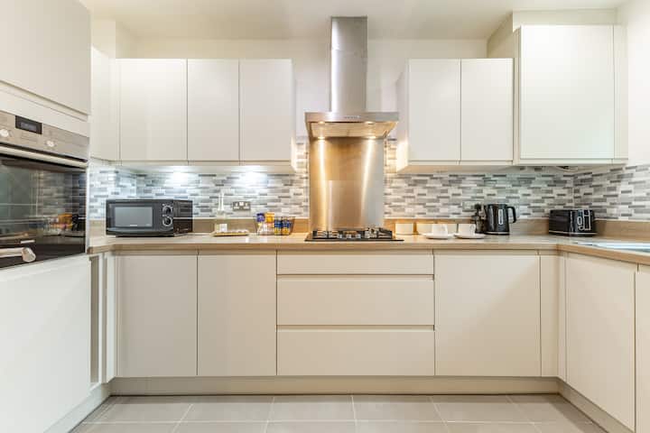 Cozy 2-bed Near Thorpe Park + Free Parking - London Heathrow Airport (LHR)