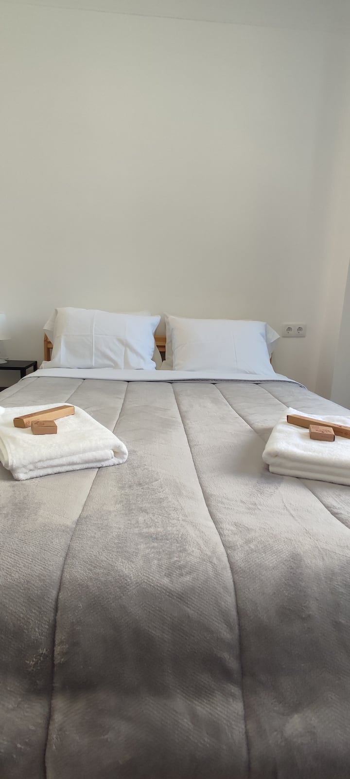 Q2-quarto Duplo Com Wc Privado No Corredor - Braga