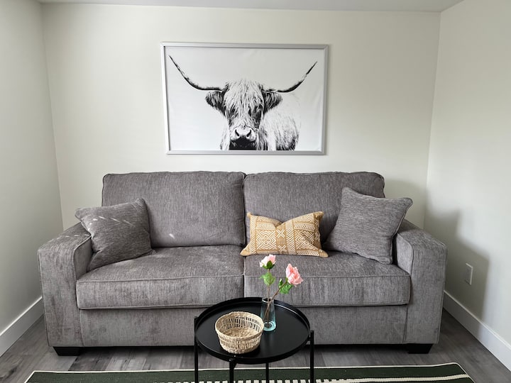 Cute Bach Suite With Private Patio - Salmon Arm